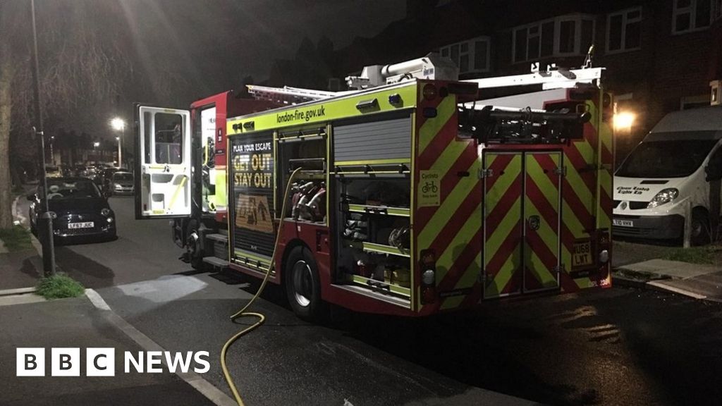 Merton fire: Man dead and woman in hospital after blaze - BBC News