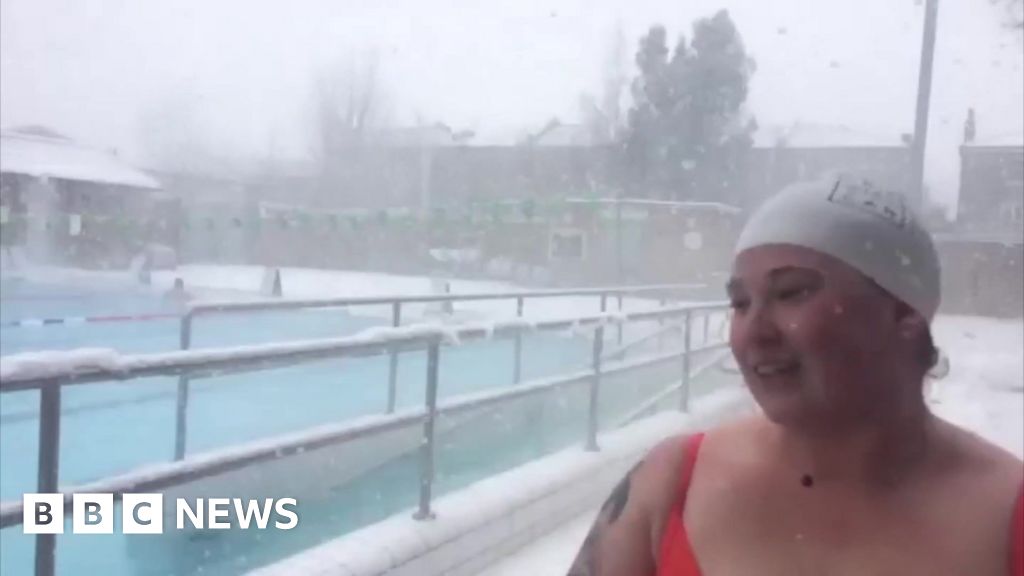 UK snow: Swimming outside at -3C - BBC News