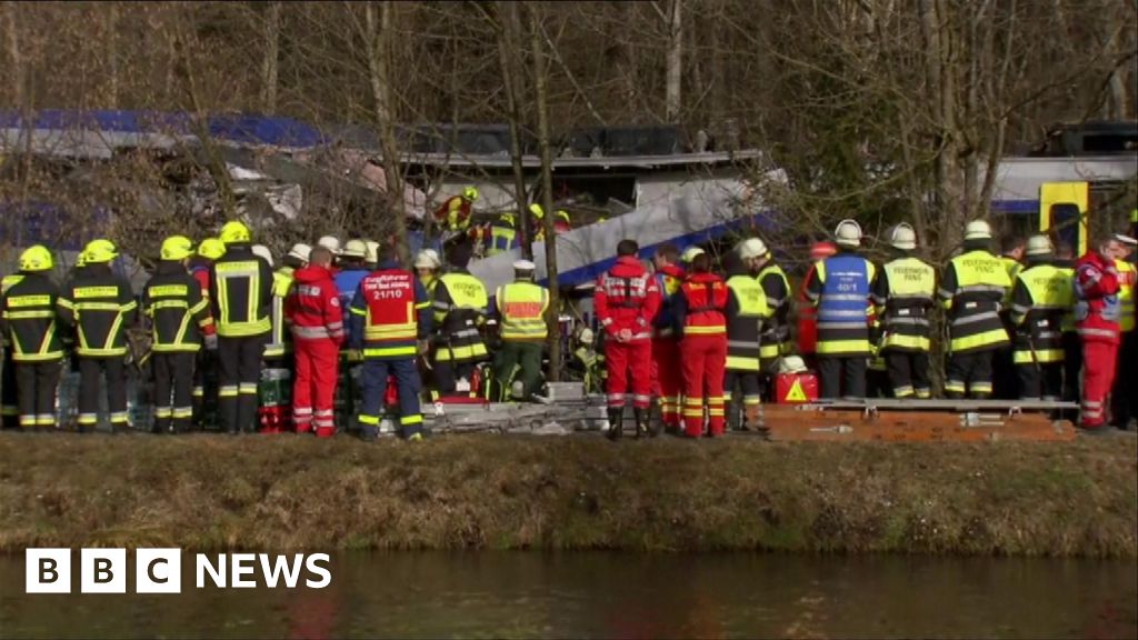 Rescue teams at German train crash site - BBC News