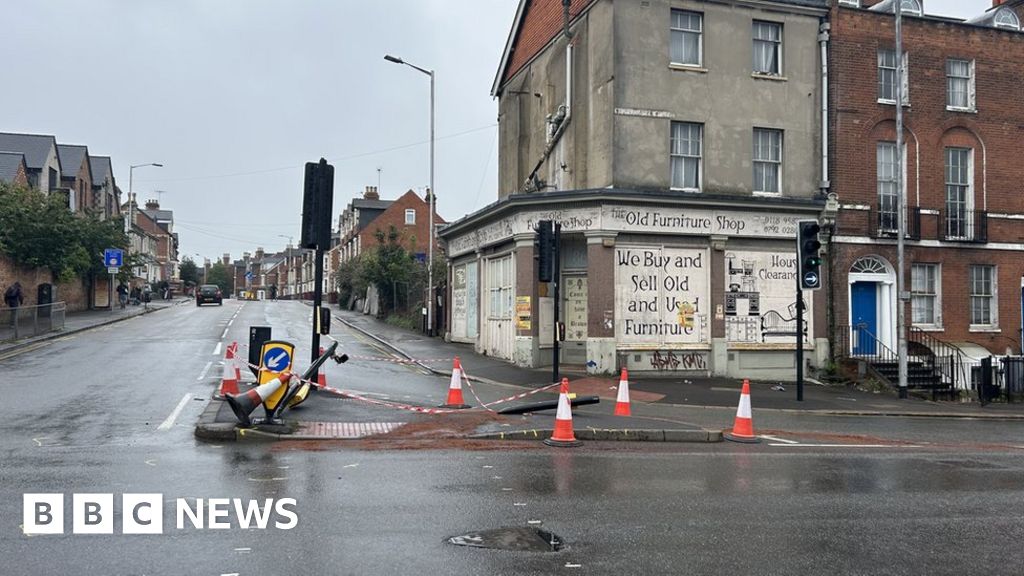 Reading police van and ambulance crash leaves three hurt - BBC News