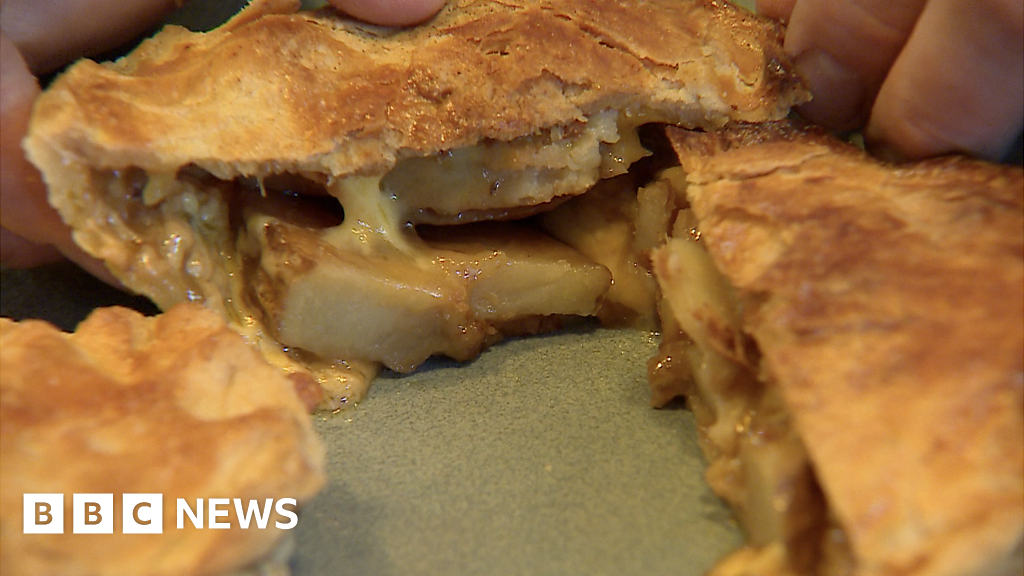 Sunderland cafe's cheesy chip pie for EFL Trophy final - BBC News