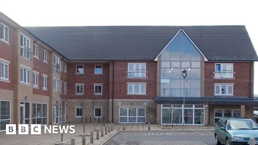 Scarborough: Retired residents' concern over plans for new flats - BBC News