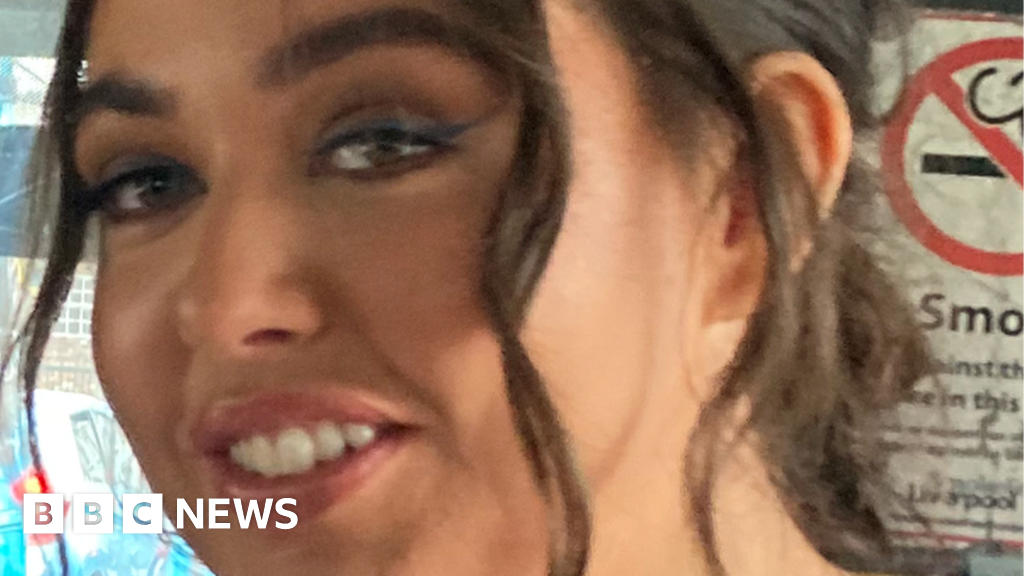 M62 crash: Family pay tribute to woman who died - BBC News