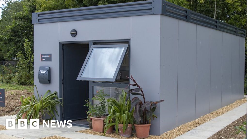 Cambridge: More 'modular homes' provided to support homeless - BBC News