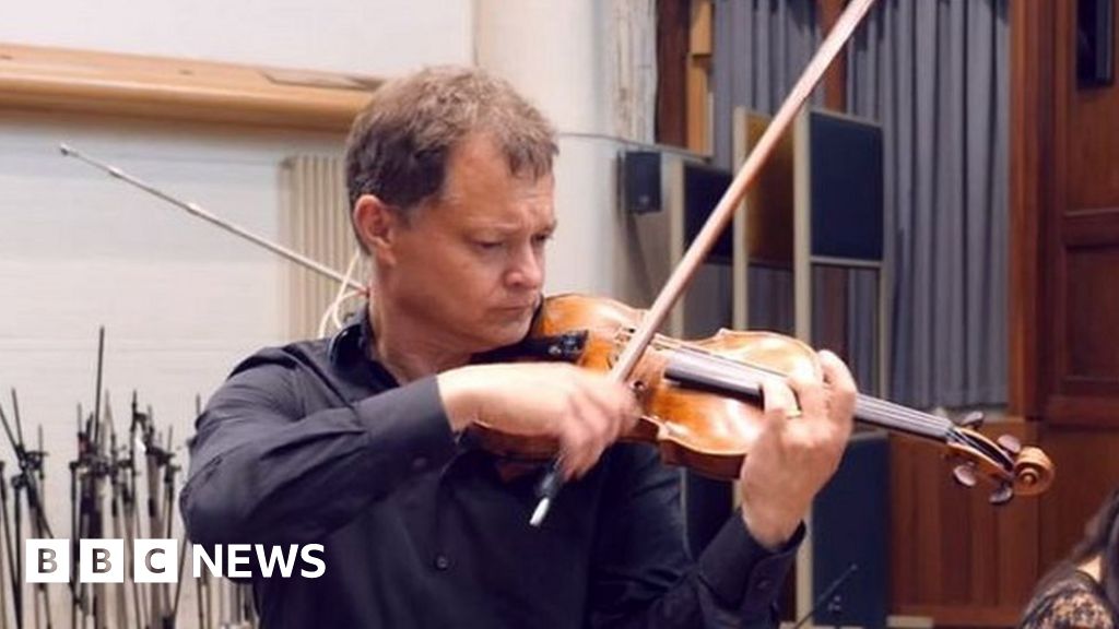 Tecchler 310-year-old violin left on train in London - BBC News
