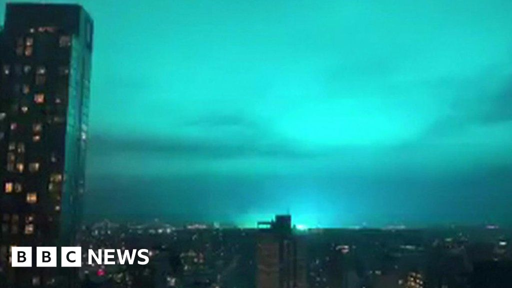 New York skyline turns blue - BBC News
