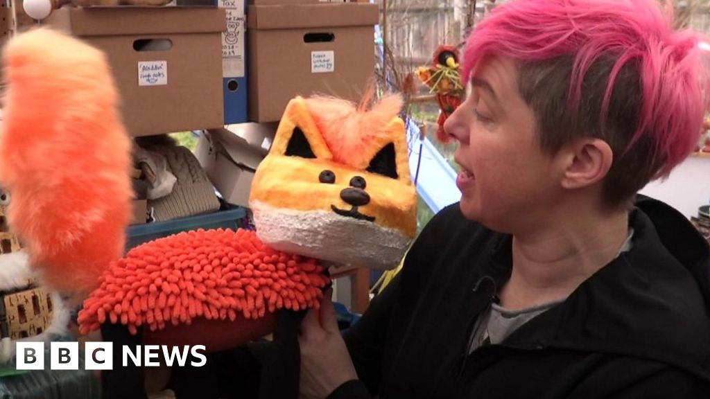 Oxford puppeteer Emma Boor 'spreads joy' - BBC News