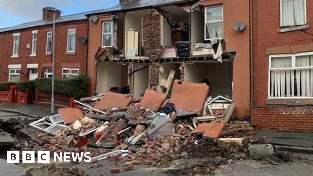 Manchester sinkhole: Houses collapse in Gorton street - BBC News