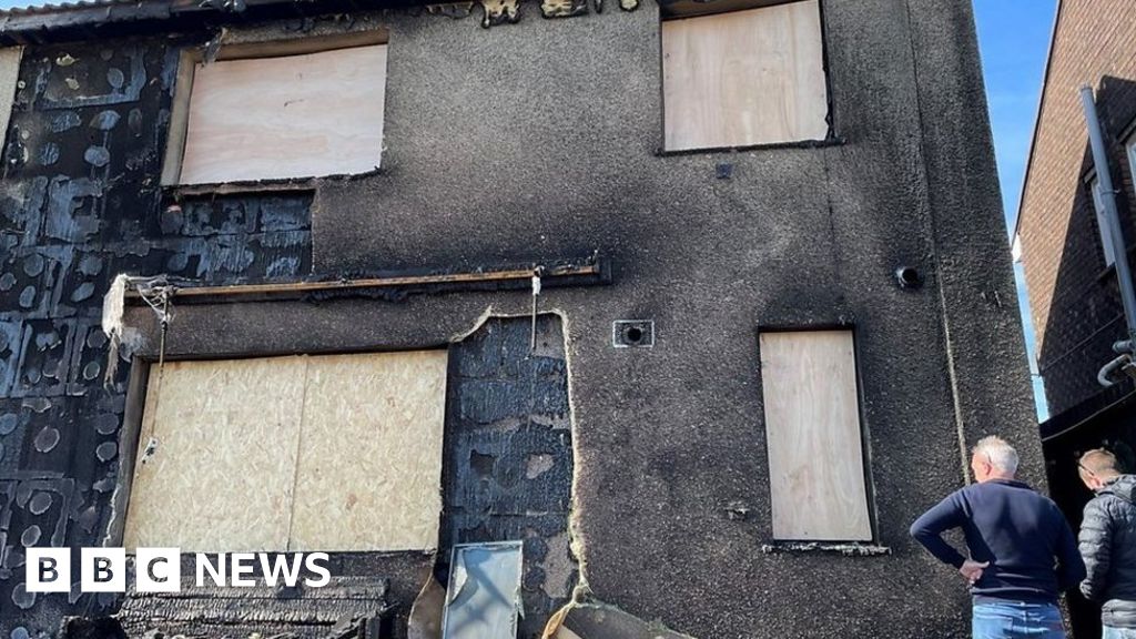 Cimla fire: Three homes damaged after garden blaze spreads - BBC News