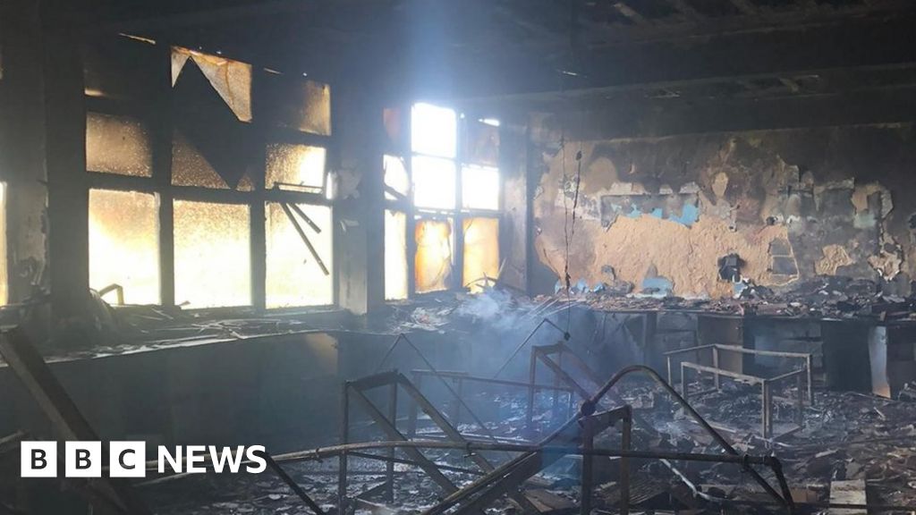 Large fire breaks out at derelict Kempston middle school - BBC News