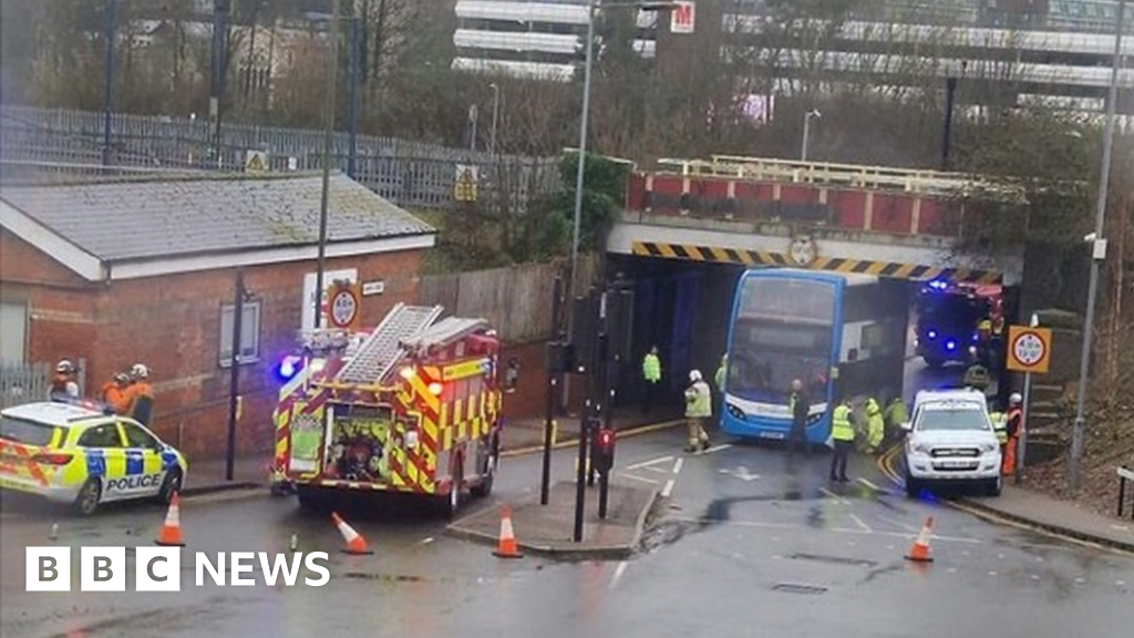 Luton: Trains suspended after bus gets stuck under bridge - BBC News