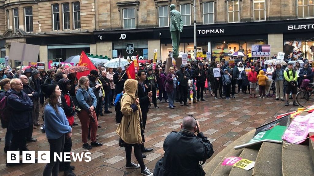 Protests against Donald Trump held in Glasgow and Edinburgh - BBC News