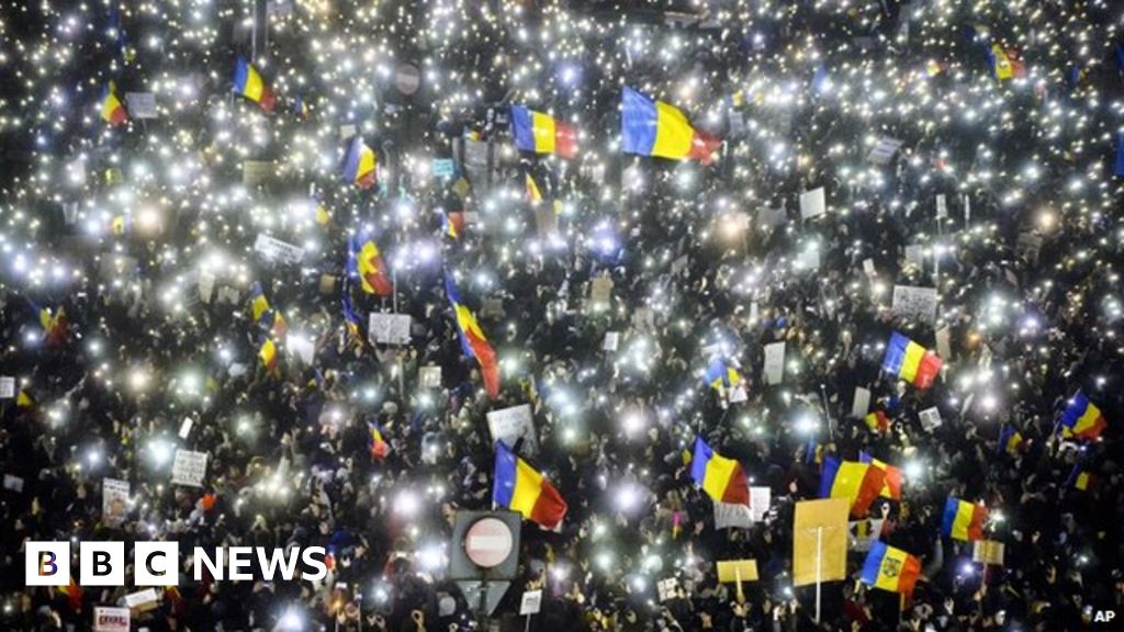 Romanian protesters light up huge rally with phone torches - BBC News
