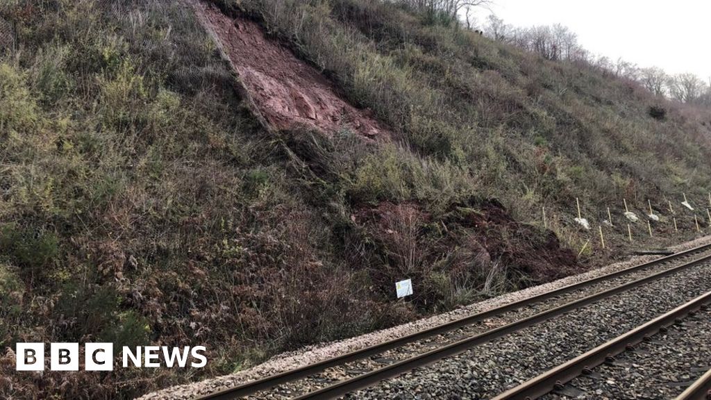 Landslip closes Severn Estuary railway line - BBC News
