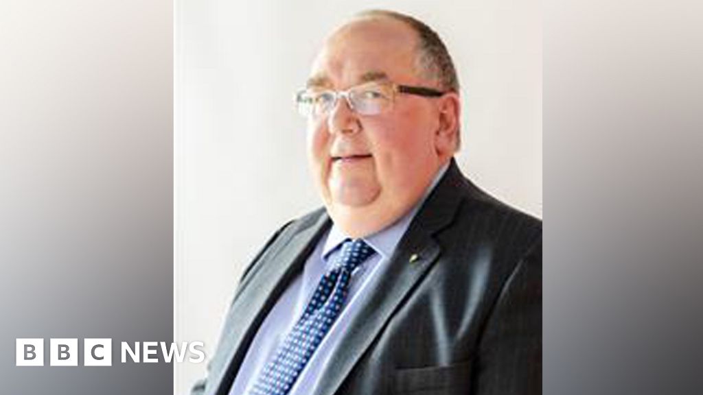 Northamptonshire: Second home-move councillor to stay in role - BBC News