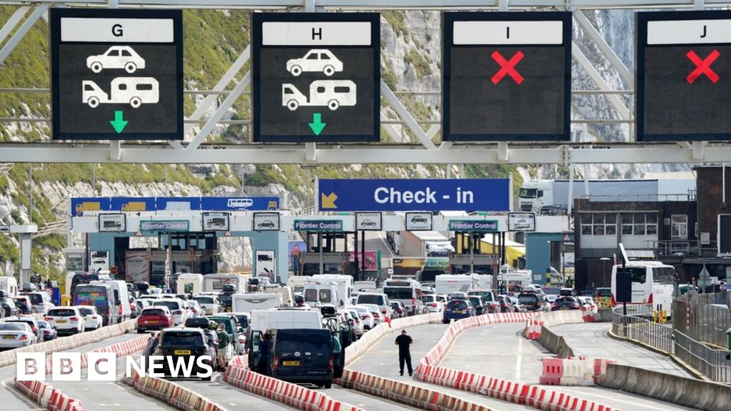 Dover crossing waits of 30 minutes as summer getaway begins - BBC News