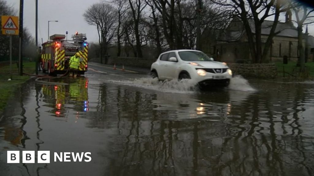 Morpeth flood gate closed as roads flood - BBC News