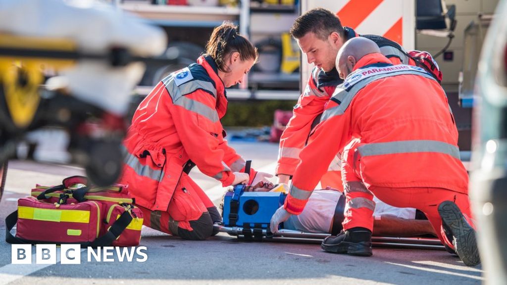 Paramedics set to prescribe medicines - BBC News