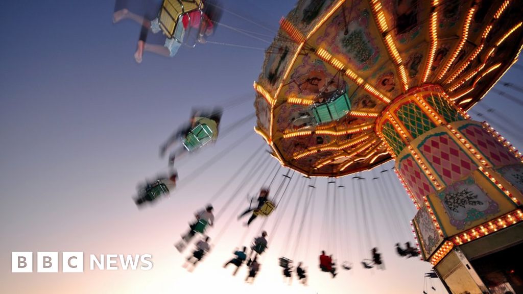 Reading: Three trapped after fairground ride malfunctions - BBC News