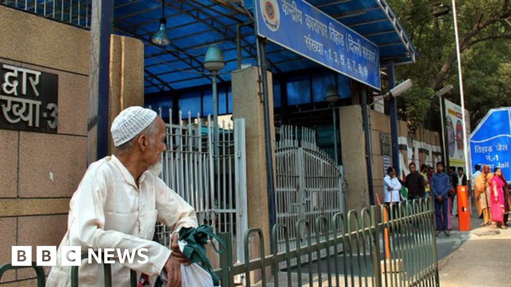 India prisoners dig tunnel to escape from Tihar jail - BBC News