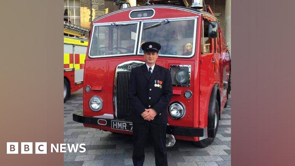 'Highly-regarded' firefighter dies in Wiltshire A-road crash - BBC News