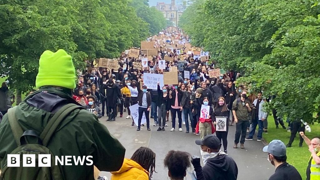 Thousand people join Huddersfield Black Lives Matter protest - BBC News