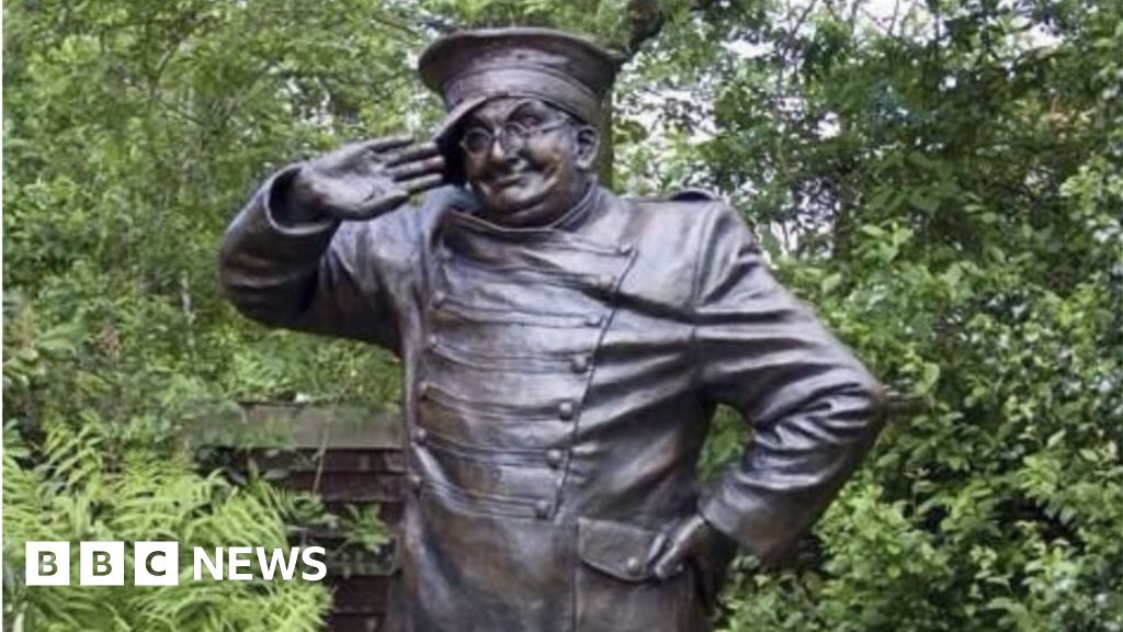 Southampton: Sculptor's centenary hope for Benny Hill statue - BBC News
