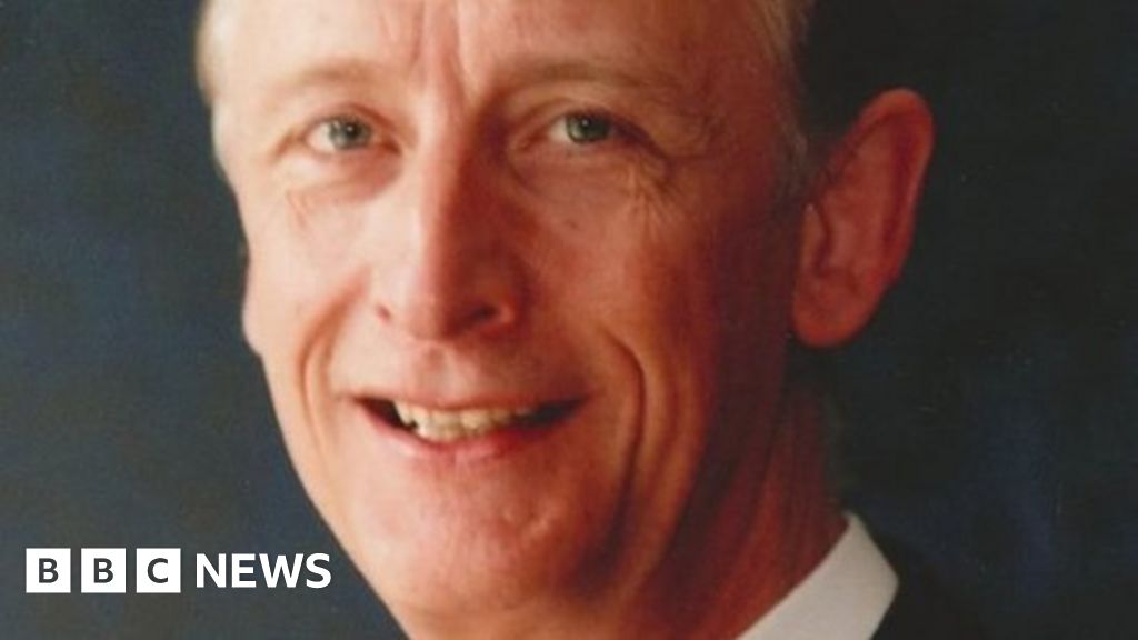 Brian Hannon: Funeral of former bishop held in Enniskillen - BBC News