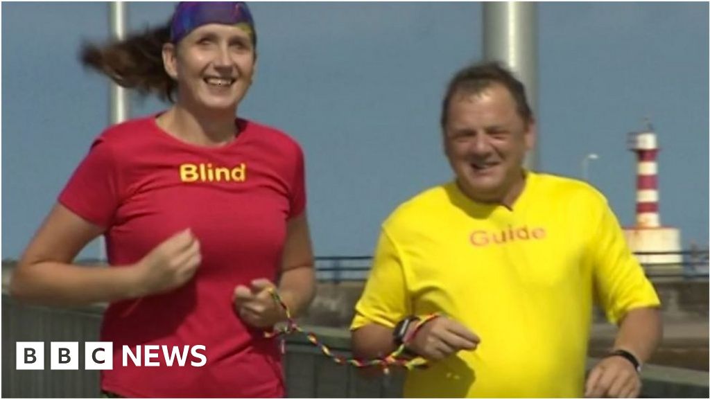 Great North Run: Blind woman and guide on the 13 miles - BBC News