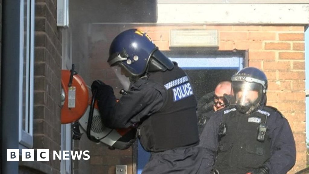 County lines: Children in drugs gangs 'to be treated as victims' - BBC News