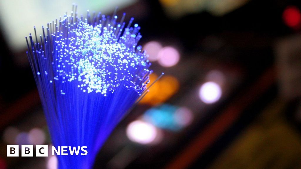 Help for elderly to switch to fibre broadband - BBC News