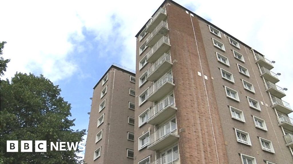 Cardiff flats: Cladding removal 'caused damp' - BBC News