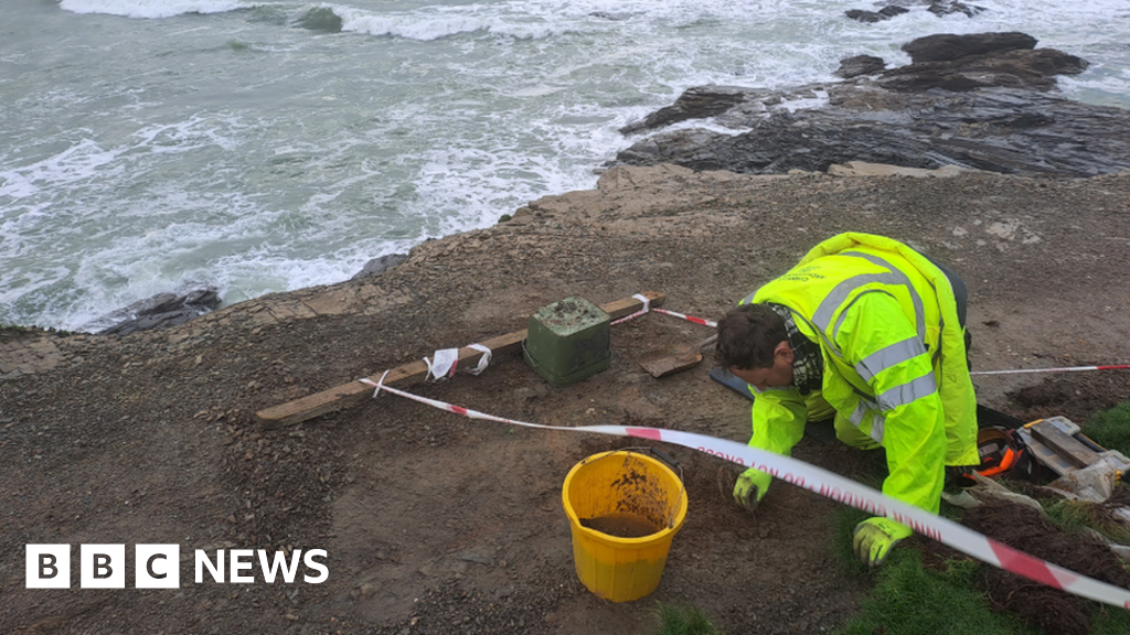 Skeleton found on Cornwall coast may be shipwrecked sailor - BBC News