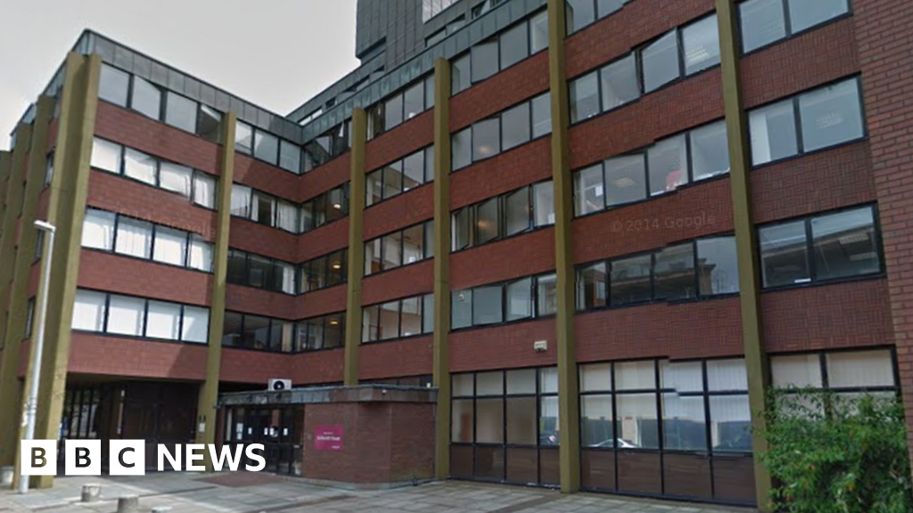 Council money saving firm lost Cheshire taxpayers £1.6m - BBC News