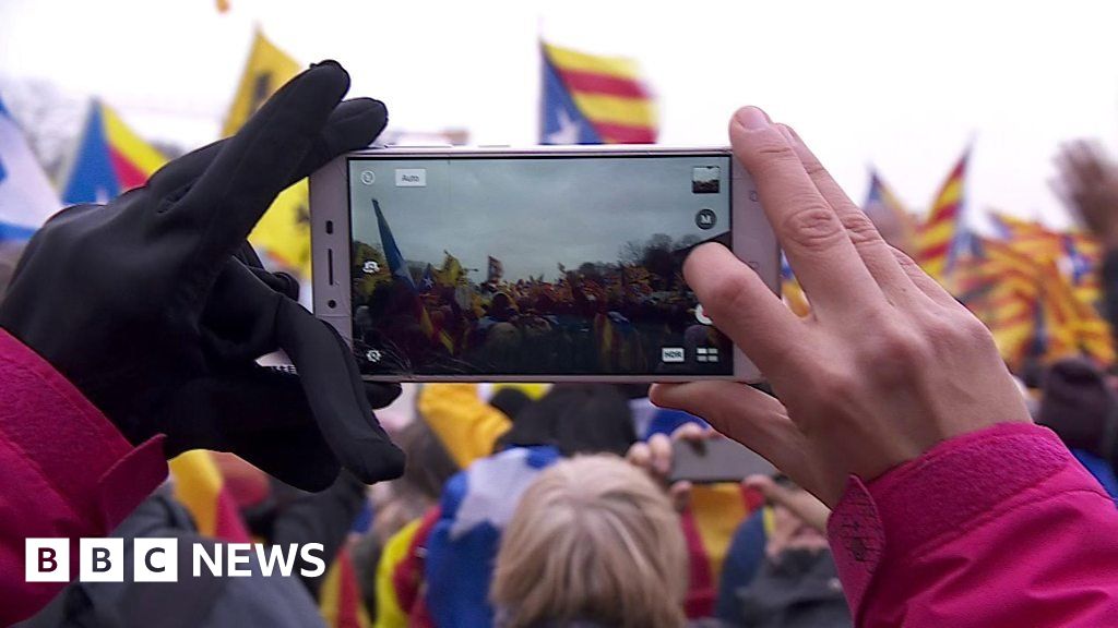 Catalan protest in Brussels over independence - BBC News