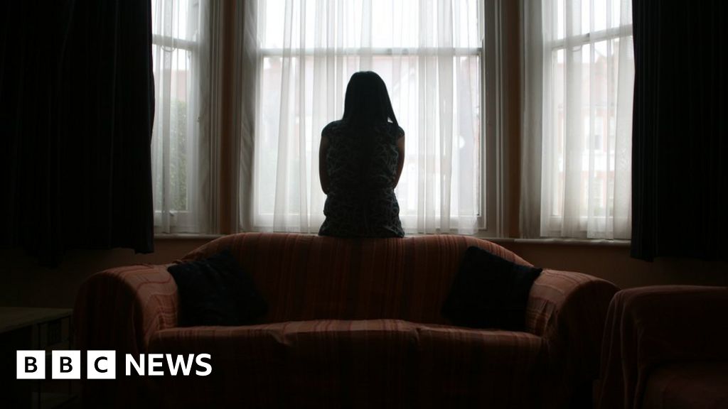 Domestic abuse: Calls to perpetrator line rises since lockdown - BBC News