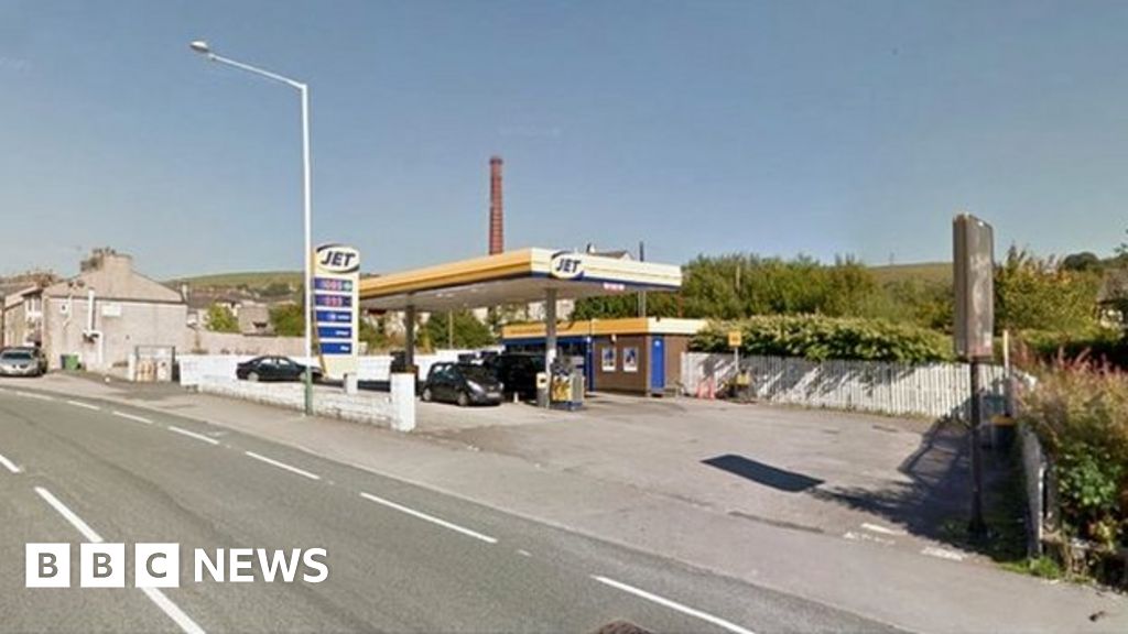 Pedestrian dies after Haslingden van crash - BBC News