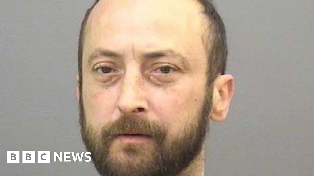 Missing killer Jamie Frater hands himself in over licence breach - BBC News