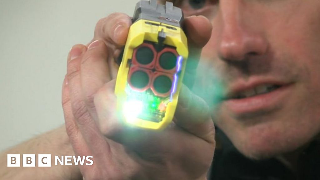 Hampshire and Thames Valley police begin Tasers upgrade - BBC News