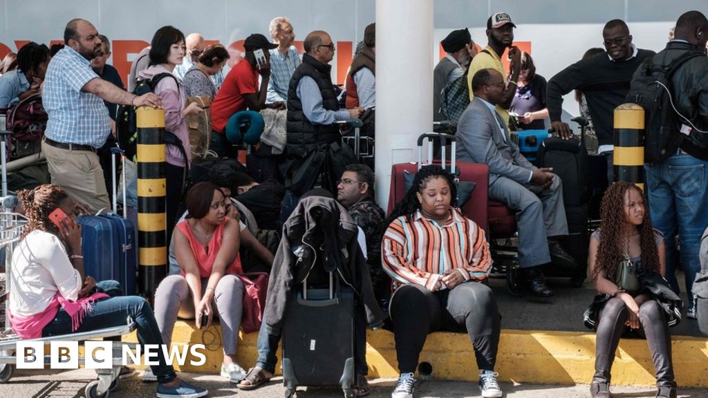 Kenya airport strike strands hundreds of passengers - BBC News