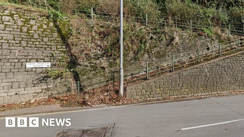 Man found with serious head injuries in Exeter - BBC News