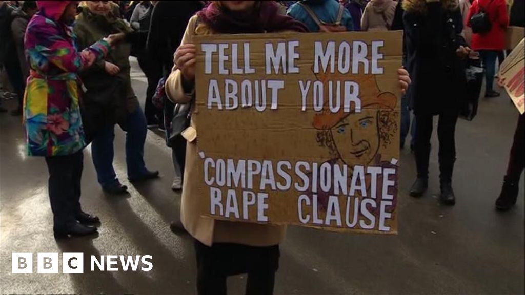 Glasgow rally held against tax credit 'rape clause' - BBC News