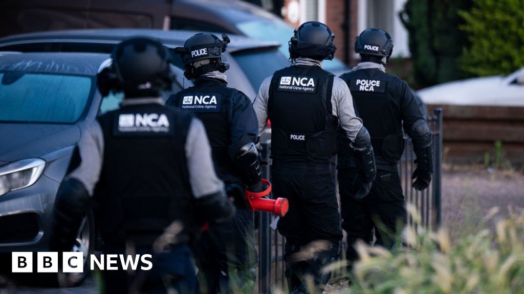 Suspected people-smuggling ringleaders arrested in Essex and London - BBC News