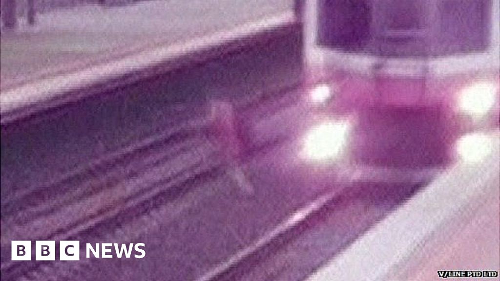 CCTV shows man's narrow train miss in Melbourne - BBC News