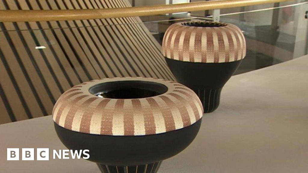Eisteddfod: Senedd as art gallery 'adds atmosphere' - BBC News
