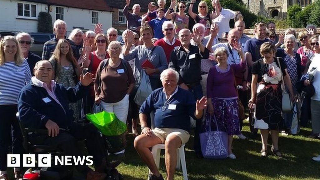 Meet the Liddiards: Reunion of 150 family members - BBC News