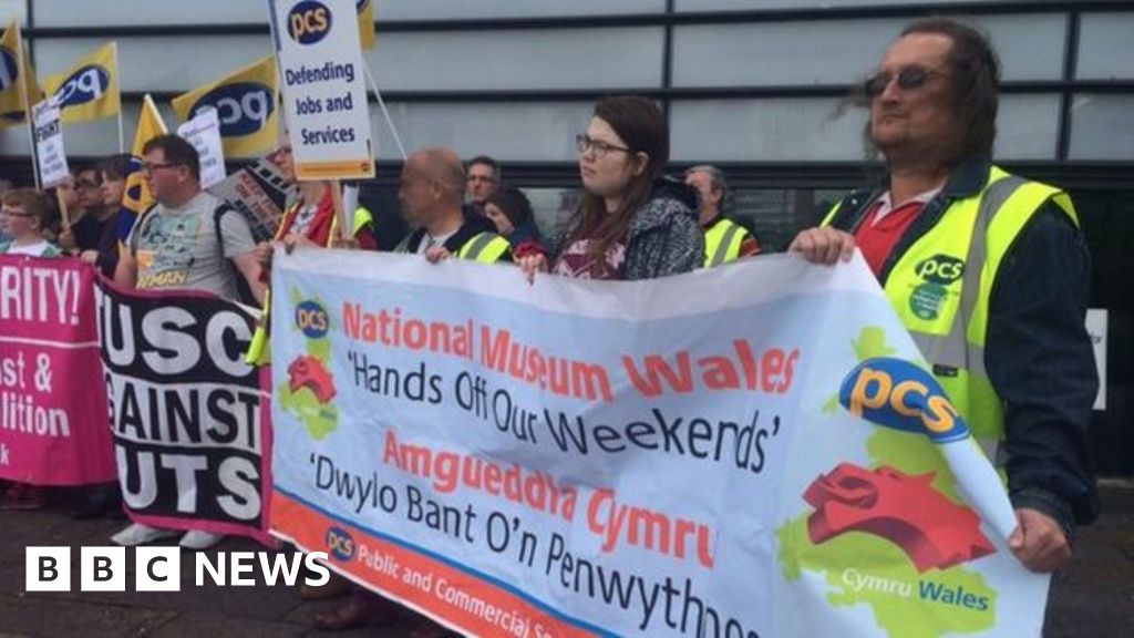 Museum strike action suspended as union consults on offer - BBC News