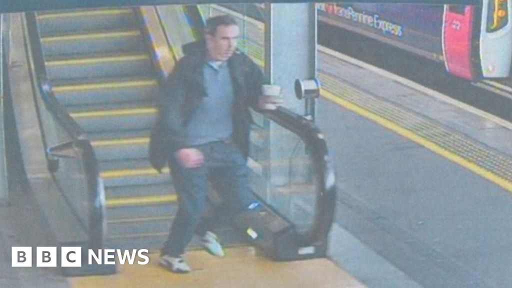 Missing man Stuart Hamilton spotted in London by colleague - BBC News
