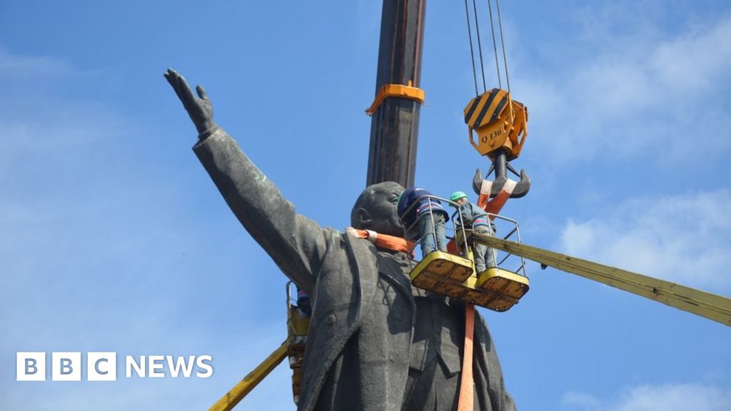 In pictures: Ukraine removes communist-era symbols - BBC News
