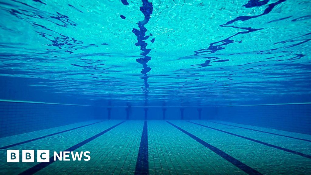 What's secretly in the swimming pool water? - BBC News